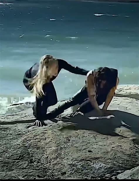 بنت اجنبية بتحاول تنقذ صديقها Youtube