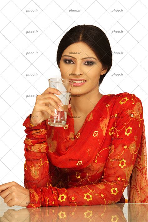 عکس دختر زیبا جوان هند که آب می نوشد از لیوان شیشه ای عکس با کیفیت و