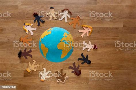 손을 잡고 우리의 아름다운 행성을 둘러싼 다른 색깔의 머리를 가진 다민족 종이 인형 어린이의 권리에 대한 스톡 사진 및 기타 이미지 어린이의 권리 인권 세계지도