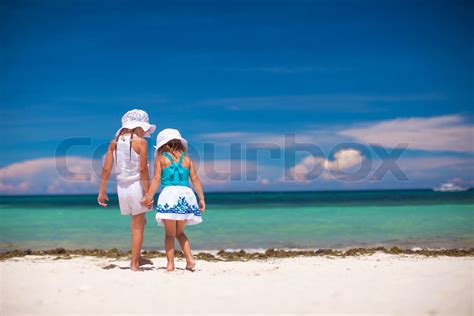 Zurück Von Zwei Kleinen Schwestern Blick Auf Das Meer Am Weißen Strand