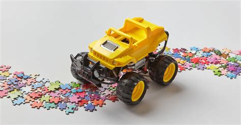 건설 장난감 교육용 장난감 노란 트럭 놀이방 다채로운 다채로운 길 다채로운 조각들 다채로운 퍼즐 림이 있는 바퀴 모터 트럭 미니어처 트럭 밝은 색 상상