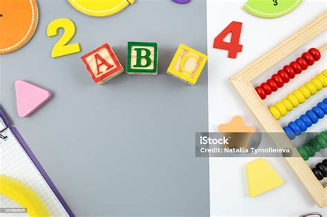 노란색 회색 종이에 나무 아이 장난감 교육 장난감 블록 피라미드 연필 숫자 기차 유치원 유치원 또는 보육원을위한 장난감 텍스트공간을 복사합니다 위쪽 보기 0명에 대한 스톡