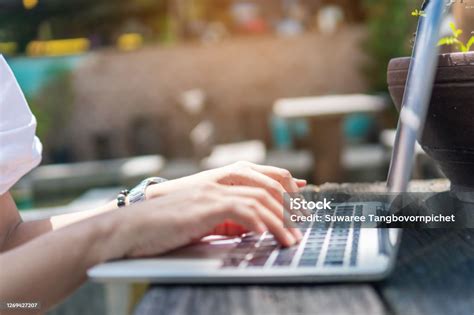 노트북을 사용하여 업무 용 책상에서 공부하는 사람들 비즈니스 금융 무역 주식 메이크 및 소셜 네트워크 개념 개념에 대한 스톡