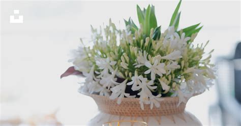 하얀 테이블 위에는 꽃이 가득 담긴 꽃병이 놓여 있다 사진 Unsplash의 무료 꽃 이미지