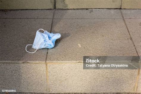길 계단에 분실 된 보호 의료 얼굴 마스크를 사용 포장도로에 누워 있는 일회용 얼굴 마스크 독감 전염병으로 인한 환경 오염 0명에 대한 스톡 사진 및 기타 이미지 Istock