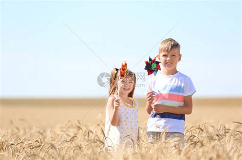 夏日在麦田玩耍的可爱小孩高清图片下载 正版图片505444798 摄图网
