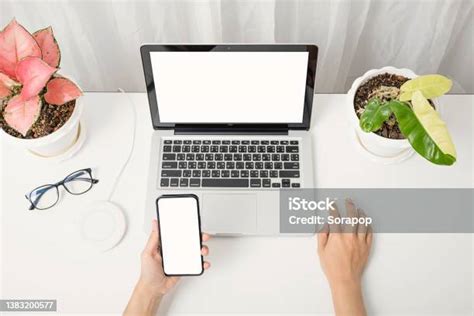 검은 색 스마트 폰 빈 화면을 들고 손을 사용하여 여성 앉아 작업 공간 Brand Name Smart Phone에 대한 스톡 사진 및 기타 이미지 Brand Name