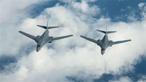 外媒：美军2架战略轰炸机飞越立陶宛领空演练作战，逼近俄罗斯边界