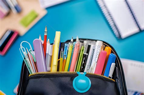 학교 가방에 연필