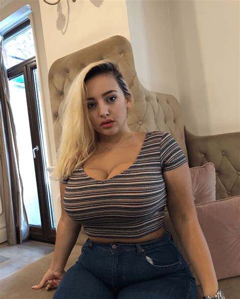 Wrecking Balls Bursting Out 2busty2hide