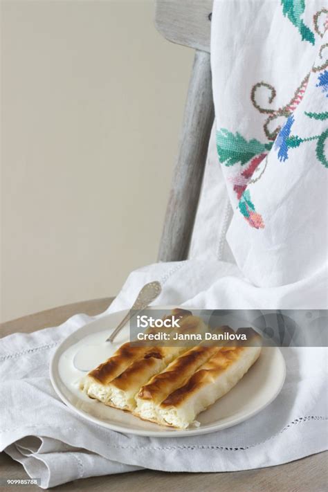 Vertuta 또는 Placinta 코 티 지 치즈와 치즈 사 우 어 크림과 함께 제공 됩니다 전통적인 몰도바 루마니아 또는 발칸 원형 또는 케이크 소박한 스타일입니다