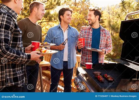 Grupo De Amigos Masculinos Gay Que Gozan De La Barbacoa Junto Imagen De Archivo Imagen De