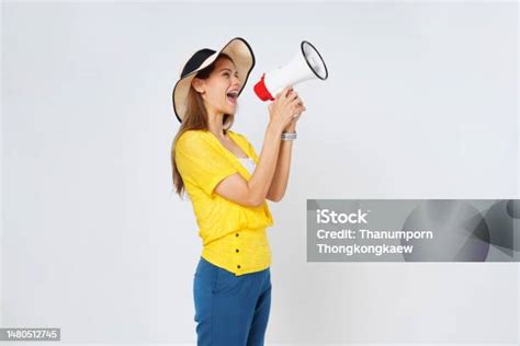 태양 모자를 쓰고 하얀 배경에 고립된 확성기를 들고 있는 행복한 여자 라이프 스타일 여름과 컨셉을 발표합니다 나이에 대한 스톡 사진 및 기타 이미지 Istock