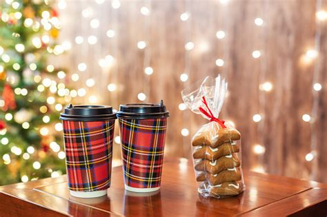 카페에서 크리스마스 트리 근처 쿠키와 테이블에 두 종이 컵에 핫 초콜릿 은 멀리 걸릴 바에 대한 스톡 사진 및 기타 이미지 바 핫 초콜릿 겨울 Istock