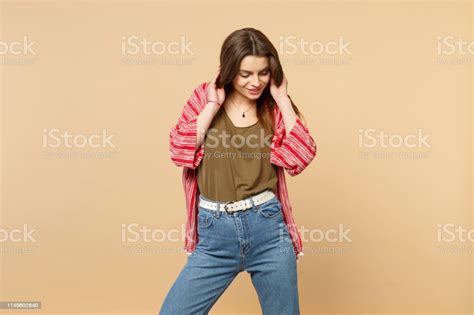 캐주얼에 예쁜 부드러운 젊은 여자의 초상화 스튜디오에서 파스텔 베이 지 배경에 고립 된 아래로 보이는 머리에 손을 퍼 팅 사람들은 진심으로 감정 라이프 스타일 개념입니다