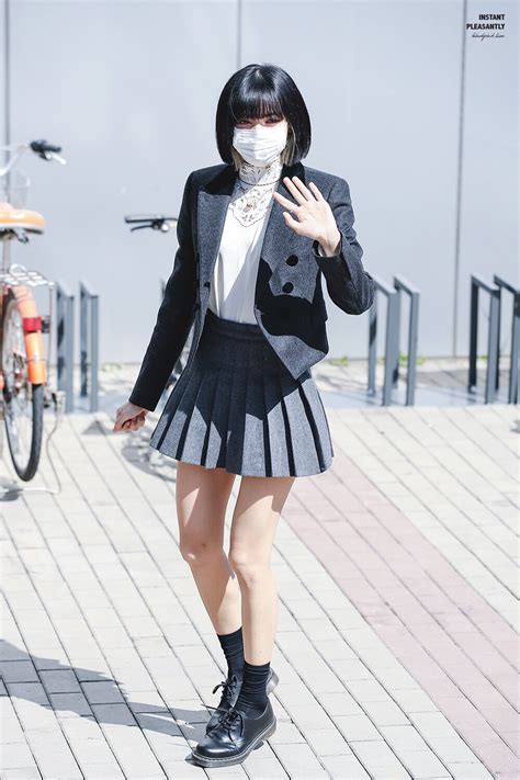 201008 Blackpink Lisa On The Way To Filming Knowing Brothers Kpopping