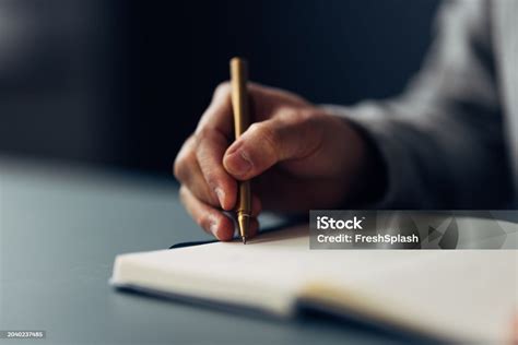고급 펜으로 노트북에 손글씨를 클로즈업 글쓰기에 집중 쓰기에 대한 스톡 사진 및 기타 이미지 쓰기 메모장 필기 Istock
