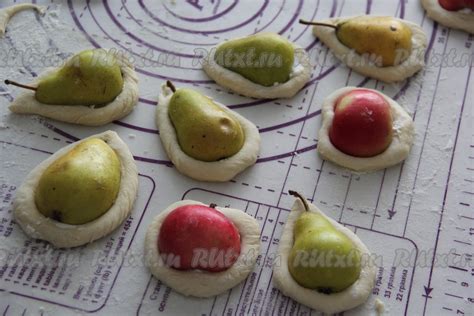 Слойки с грушами из слоёного дрожжевого теста 8 фото в рецепте