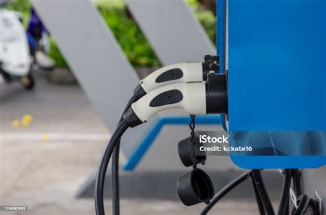 전기 자동차 충전 소 주차장의 하이브리드 자동차 전기 충전기 스테이션 주차 및 충전소에서 전기 자동차 충전 0명에 대한 스톡
