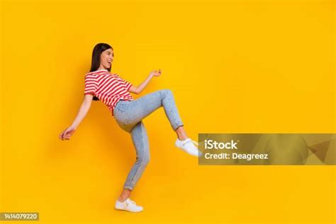 만족한 쾌활한 사람의 전신 프로필 사진 노란색 배경에 고립 된 클럽 파티 댄스를 즐깁니다 18 19세에 대한 스톡 사진 및 기타