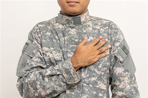 손으로 평화를 이루십시오 손바닥 위로 기호입니다 사령관 육군 군인 군사 수비수 제복을 입은 국가의 군사 수비수는 스튜디오에서 격리된 흰색 배경에서 촬영했습니다 아시아 남자