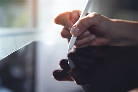 근접 촬영 모바일 앱을 통해 디지털 태블릿에서 스타일러스 펜으로 전자 문서에 서명하는 비즈니스 여성 전자 서명 햇빛 백라이트 인터넷 네트워킹과 태블릿 화면에 터치 가리키기에