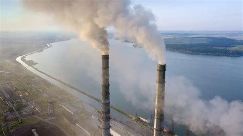 일출에 오염 대기를 이동 검은 연기와 석탄 발전소 높은 파이프의 공중 보기 Performing Arts Event에 대한 스톡 사진 및 기타 이미지 Performing