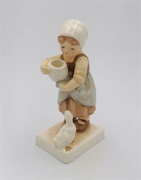 Фарфоровая статуэтка Девушка с уткой Германия цена