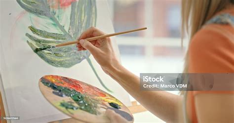 홈 스튜디오에서 붓 창의력을 보여주는 여성 화가의 페인트 창조적 인 그림 및 예술 평화 롭고 집에서 사고 방식을 편안하게하는