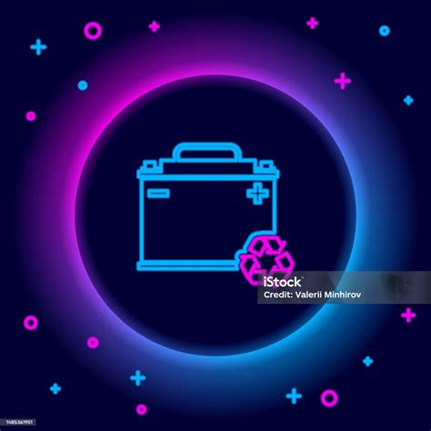 검은 색 배경에 고립 된 재활용 아이콘이있는 빛나는 네온 라인 자동차 배터리 어큐뮬레이터 배터리 에너지 전력 및 전기 축적기 배터리 다채로운 개요 개념 벡터 다중 색상에