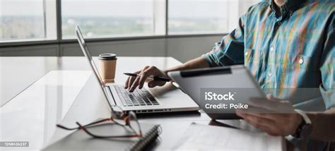 사무실에서 노트북 컴퓨터와 태블릿에서 일하는 남자 배너 컴퓨터에 대한 스톡 사진 및 기타 이미지 컴퓨터 업무 회의 행복