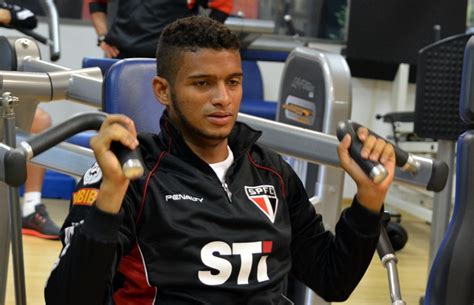 São Paulo Prorroga O Vínculo Do Lateral Reinaldo Até O Final De 2017