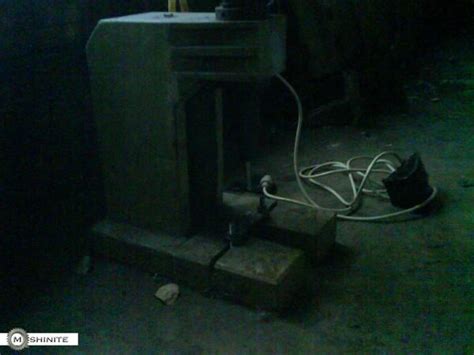 Машините пневматична преса за коване на накладки и бормашина