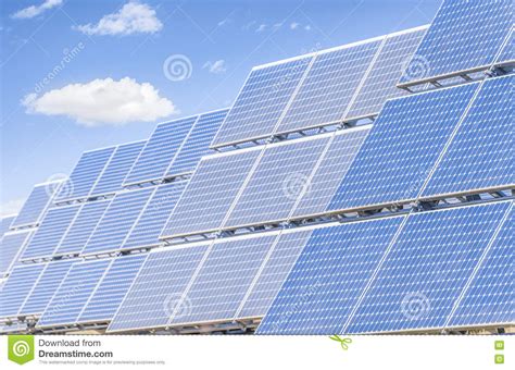 Панели солнечных батарей для того чтобы произвести зеленую энергию Стоковое Изображение