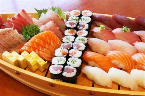 免費照片 什錦手握壽司和生魚片
