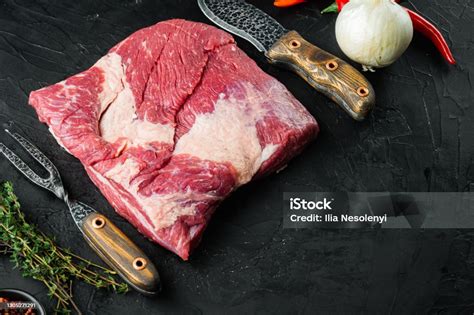 신선한 요리되지 않은 생 고기 쇠고기 브리스킷 담배를 피우기위한 재료로 바베큐 파스트라미 치료 검은 돌 배경에 텍스트 복사 공간 0명에 대한 스톡 사진 및 기타 이미지