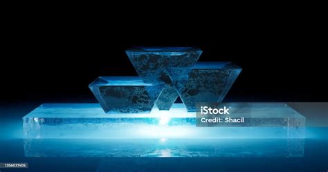3d 렌더링 네온 빛의 어두운 배경에 파란색의 단단한 얼음 삼각형으로 만든 연단 또는 스탠드 스튜디오에 대한 배경 강단에 대한 스톡 사진 및 기타 이미지 Istock