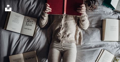 책이 많은 침대에 누워 있는 어린 소녀 사진 Unsplash의 무료 독서 이미지