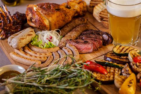 돼지 고기 스테이크 갈비 소시지 케밥 호박 체리 토마토 버섯 고추 가벼운 맥주 한 잔과 함께 나무 보드에 캔에 피클이 든 구운 빵 수평 방향 고기에 대한 스톡 사진 및 기타