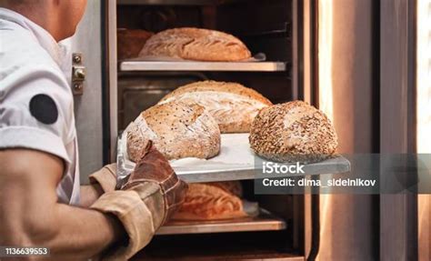 맛있고 신선한 부엌에서 오븐에서 갓 구운 빵을 복용 하는 작업용 장갑 베이커의 손 빵에 대한 스톡 사진 및 기타 이미지 빵 빵굽기 오븐 Istock