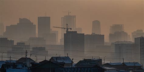 Хүүхэд багачуудад зам тавьж өгөх хүүхдийг “гараас гарт дамжуулах” хөтөлбөрийг хэрэгжүүлэхийг