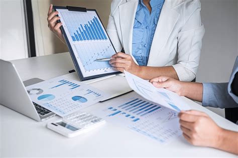 비즈니스 우먼 팀 브레인스토밍 컨퍼런스 기획 투자 프로젝트 작업 및 파트너 재무 및 회계 개념과의 비즈니스 만들기 전략 계획에