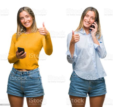 금발의 아름 다운 여 자가 확인 서명 손가락 우수한 기호를 엄지손가락을 하 고 큰 미소로 행복 흰색 절연된 Backgroud 스마트폰 사용의 콜라주 개념에 대한 스톡 사진