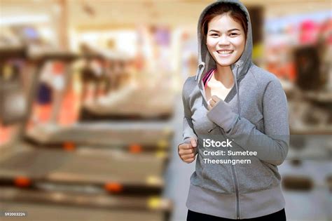 달리는 여자 피트니스 클럽 백그로 동안 조깅하는 여성 주자 가을에 대한 스톡 사진 및 기타 이미지 가을 건강한 생활방식 마라톤 Istock