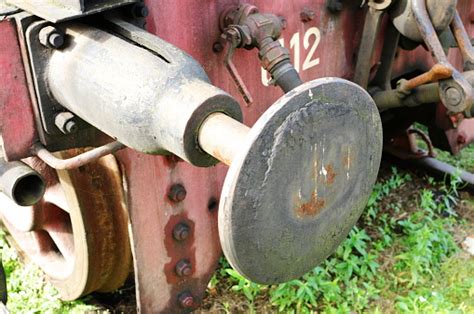 역사적인 철도 증기 기관차의 앞 부분 바퀴 피스톤 및 범퍼의 조각이 보입니다 0명에 대한 스톡 사진 및 기타 이미지 0명