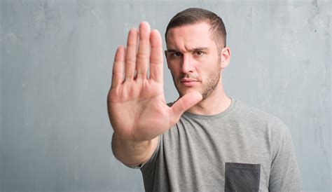 심각 하 고 자신감 표현 방어 제스처 정지 표시를 하 고 오픈 손으로 회색 그런 지 벽에 젊은 백인 남자 경계 표지에 대한 스톡 사진 및 기타 이미지 Istock
