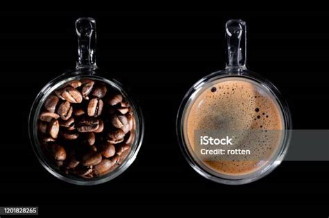 커피와 함께 두 잔의 구성 왼쪽은 커피 콩 상단보기와 컵 오른쪽에는 완성 된 커피 상단보기와 컵입니다 검은 색 배경 검정색