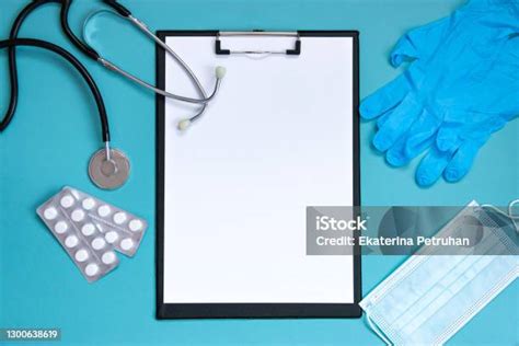 의료 클립 보드 청진기 고무 장갑 파란색 배경에 보호 마스크 복사 공간 헤더 레이아웃이 있는 의료 배너 템플릿입니다 건강 관리 및 의료 개념 개념에 대한 스톡 사진 및 기타