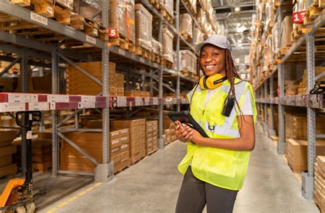 흑인 여성 창고 직원이 선반 옆에 서서 디지털 태블릿을 사용하고 있다 20 24세에 대한 스톡 사진 및 기타 이미지 20 24세 경영자 공사장 감독 Istock