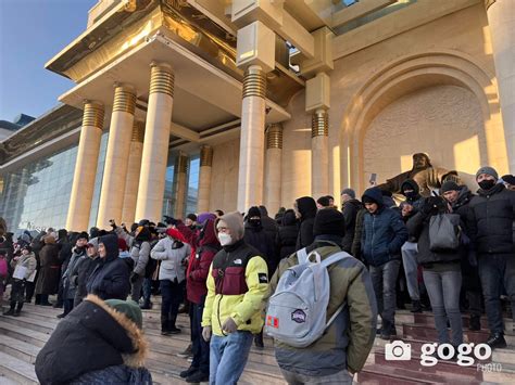 Жагсагчид Төрийн ордны урд болон баруун хаалгаар орохоор дайрч байна